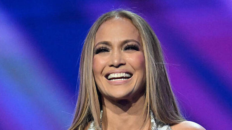 Jennifer Lopez Handles Wardrobe Malfunction Like a Pro During Poland ...